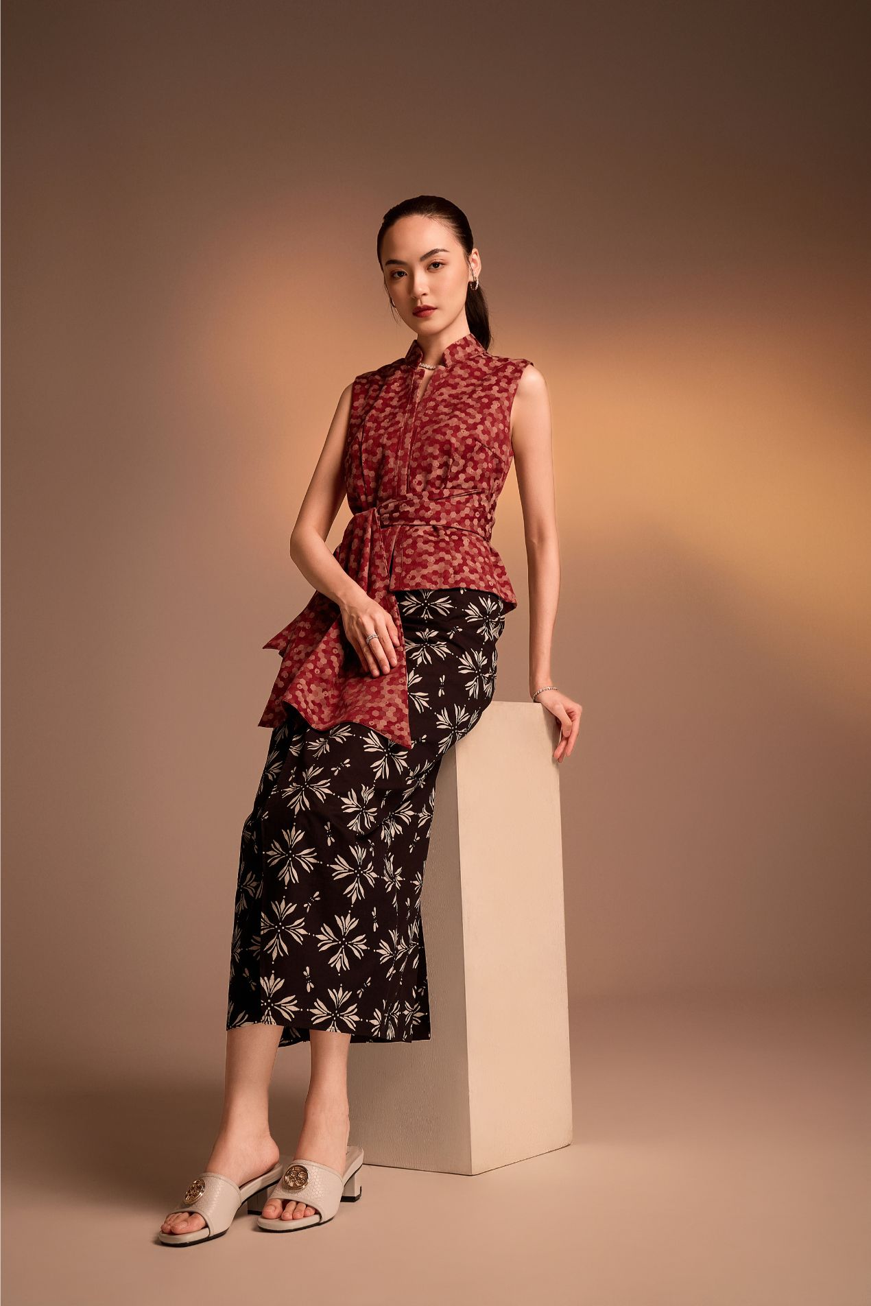 Red Saina Jacquard Top | Oemah Etnik