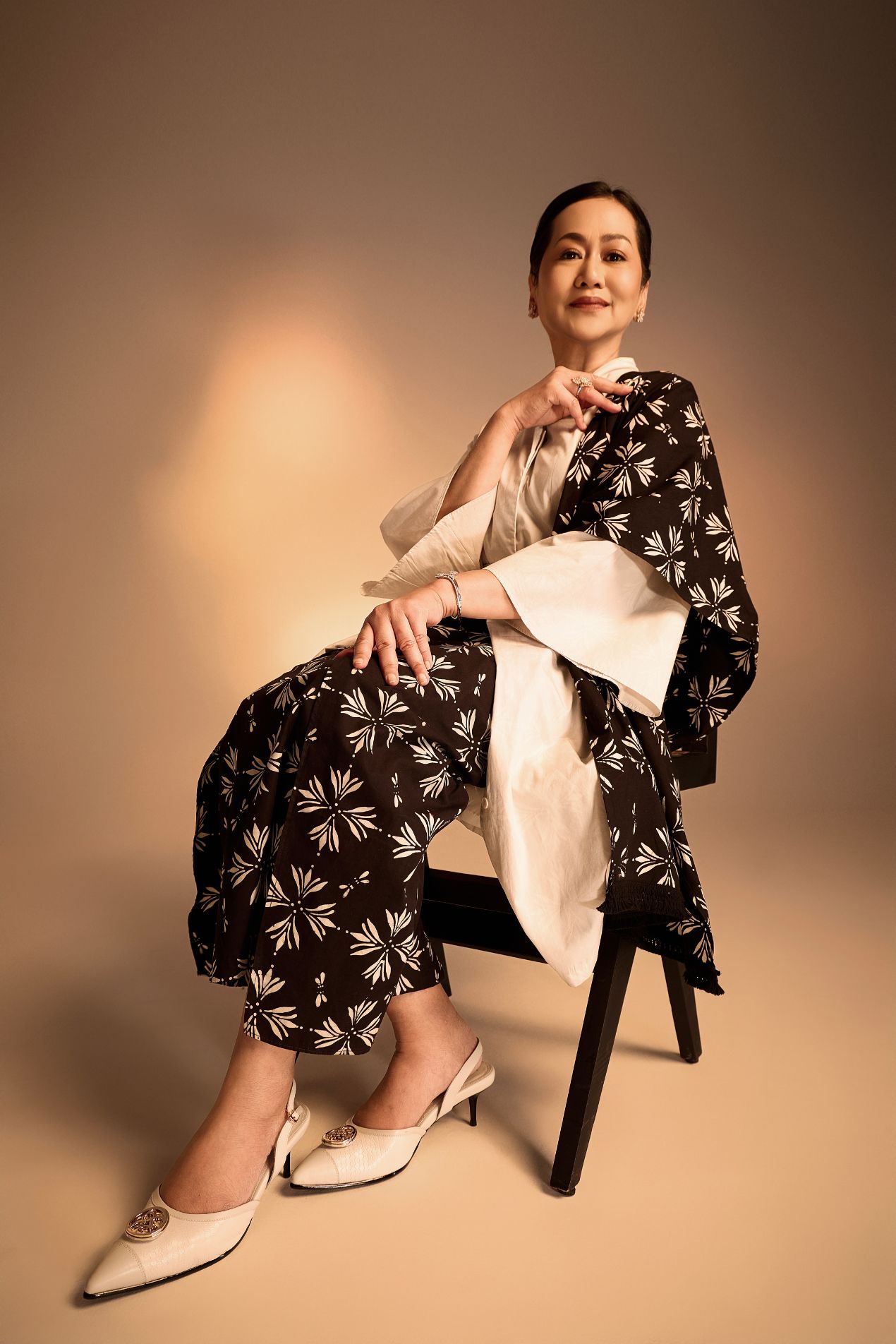 Black Bhramara Batik Satin Selendang | Oemah Etnik